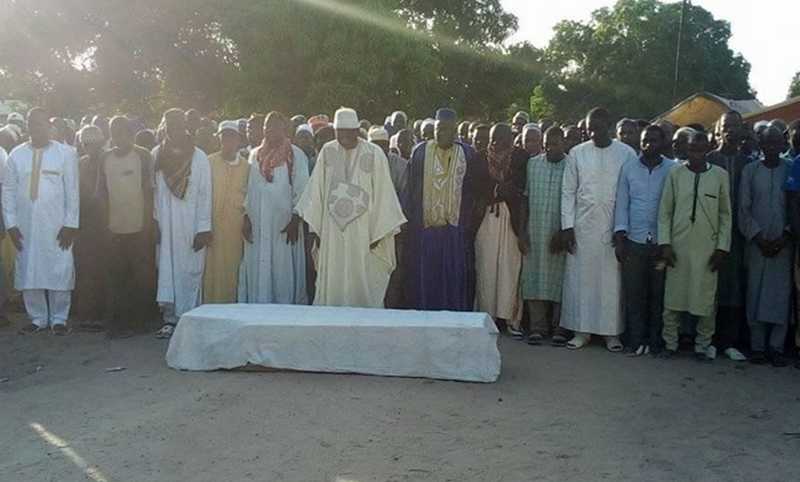 Inhumation de Djengui Bambado: une foule nombreuse accompagne le Roi du ...